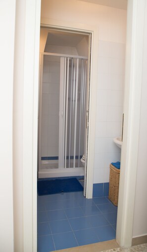 Quarto Duplo Tradicional | Casa de banho | Um polibã, artigos de higiene pessoal grátis, um secador de cabelo 