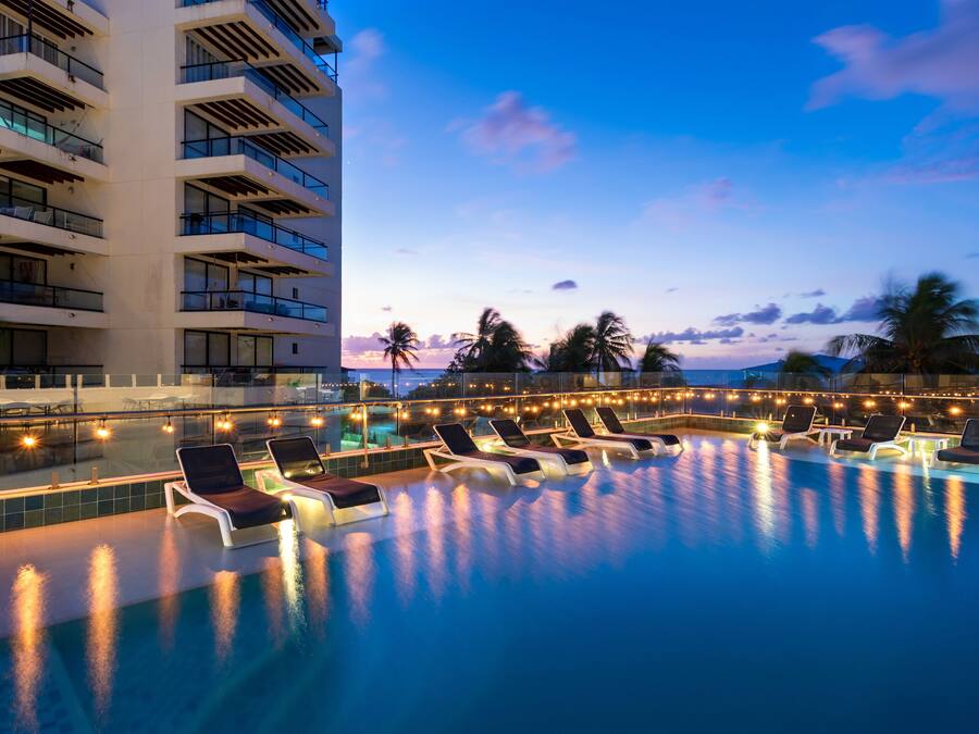 Piscina exterior, da(s) 8:00 à(s) 19:00, guarda-sóis, espreguiçadeiras