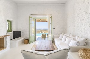 Vila conforto, 2 quartos, piscina particular | Área de estar | TV LCD