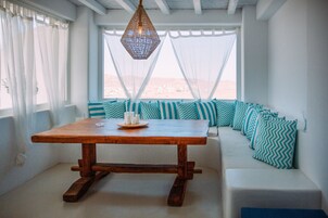 Apartamento tradicional, 1 cama Queen (Poseidon I) | Sala de estar | TV LCD