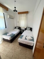 Quarto Twin Cidade | Roupa de cama fornecida