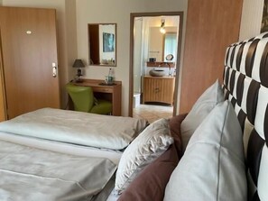 Escrivaninha, quartos à prova de som, Wi-Fi de cortesia, roupa de cama