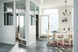 Apartamento galeria, 2 quartos | Área de estar | TV de tela plana
