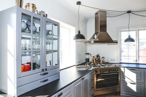 Apartamento de Luxo, 3 quartos (The Merchant's Residence) | Kitchenette privada | Um frigorífico, um micro-ondas, um forno, uma placa de cozinha 