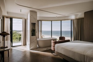 Suíte, vista para o mar (Imperial) | Banheiro | Produtos de toalete grátis, secador de cabelo, roupões de banho 