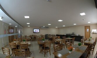 Café da manhã com buffet grátis todos os dias