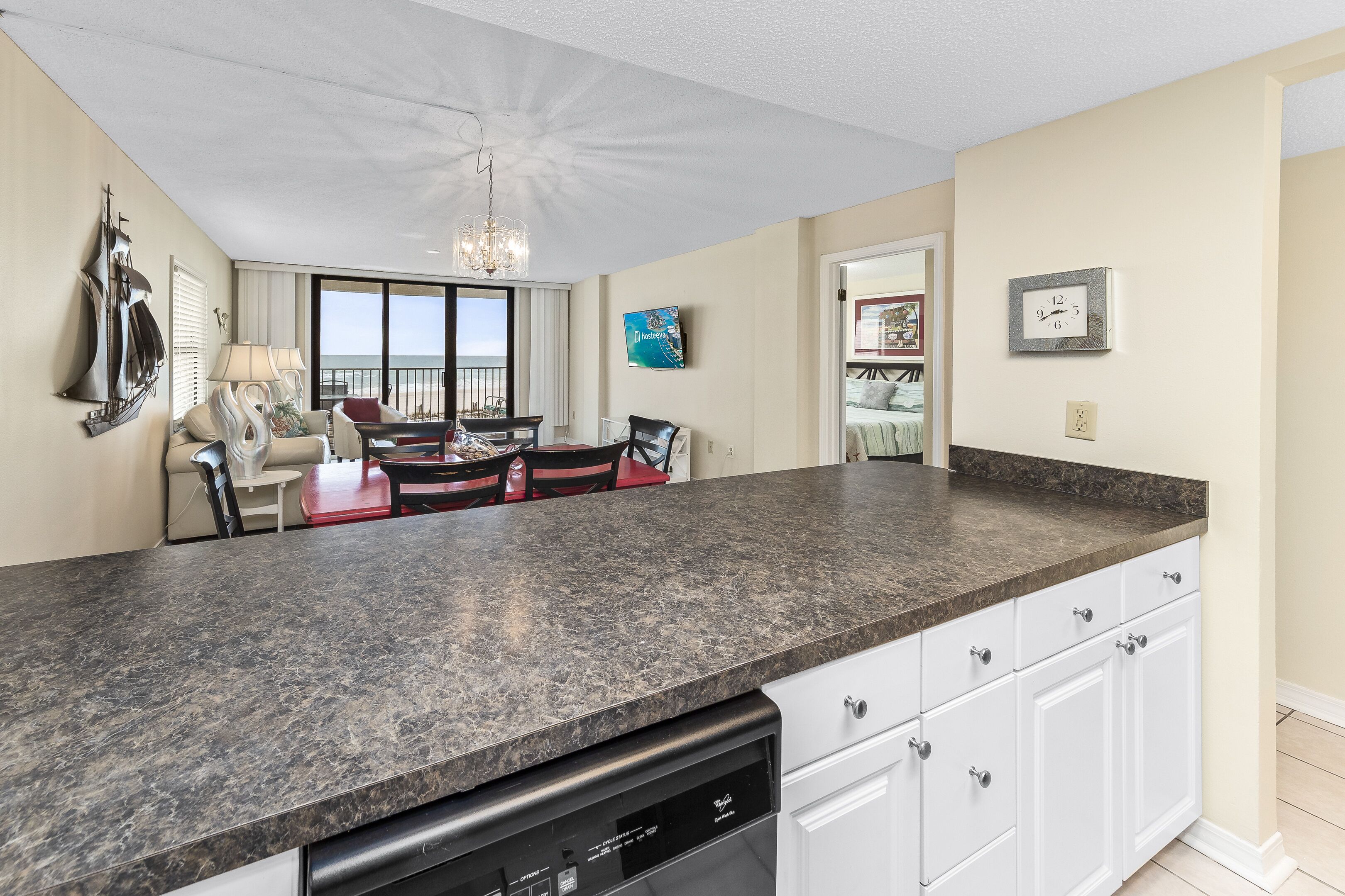 Condo com design assinado, 3 quartos, vista para a praia | Cozinha privada | Geladeira grande, micro-ondas, fogão, cooktop