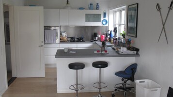 Suíte | Cozinha privada | Cafeteira/chaleira, geladeira grande, micro-ondas, fogão