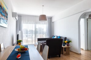 Apartamento, 2 quartos, vista para o mar | Área de estar | TV de tela plana 32 polegadas com canais a cabo, TV