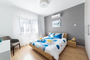 Apartamento, 2 quartos, vista para o mar | Cofres nos quartos, espaço de trabalho para notebook