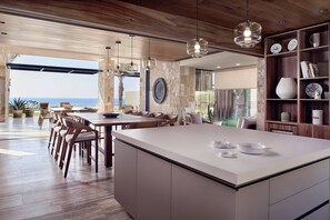 Villa Nobre, 2 quartos, terraço | Sala de estar | TV de ecrã plano 