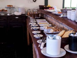 Café da manhã com buffet grátis todos os dias