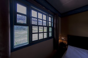 Apartamento luxo, vista para a montanha | Frigobar, cortinas blackout, Wi-Fi de cortesia, roupa de cama