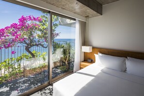 Roupa de alta qualidade, minibar, cofre no quarto, secretária 