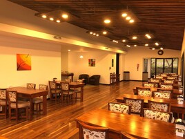 Café da manhã feito na hora todos os dias mediante uma taxa