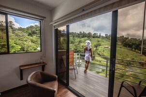 Quarto casal luxo, sacada, vista para a montanha | 12 quartos, cofres nos quartos, Wi-Fi de cortesia