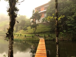 Quarto casal, 1 quarto, vista para o lago | 12 quartos, cofres nos quartos, Wi-Fi de cortesia
