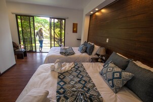 Quarto casal, 1 quarto, vista para o lago | 12 quartos, cofres nos quartos, Wi-Fi de cortesia