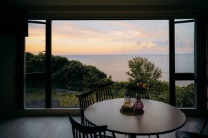 Suíte panorâmica, 1 quarto, para não fumantes, vista para o oceano (S04 or S03) | 3 quartos, camas com colchões pillow-top, individualmente decorados