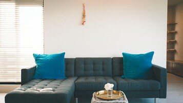 Suite Design, 1 quarto, não fumadores, vista para o oceano (S02) | Sala de estar | TV de ecrã plano, Netflix, Hulu, serviços de streaming 