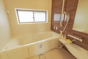 Casa, 4 quartos | Casa de banho | Um polibã e uma banheira separados, uma banheira de imersão total 