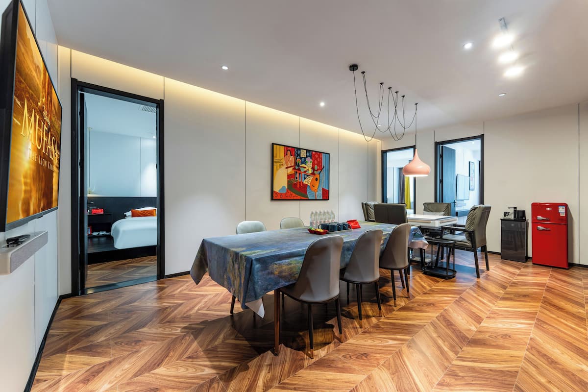Suite Deluxe, 3 quartos | Sala de estar | TV de ecrã plano
