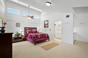 Apartamento em Condomínio Fechado, várias camas (2 Bedrooms) | 2 quartos, secretária, secretária adequada para computadores port áteis 