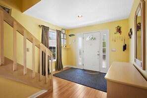 Apartamento em Condomínio Fechado, várias camas (2 Bedrooms) | Sala de estar | Televisor de ecrã plano de 50 polegadas com canais por cabo, televisor