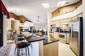Casa, várias camas (4 Bedrooms) | Cozinha privada | Um frigorífico/congelador grande, um micro-ondas, um forno 