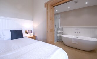 Deluxe King Room | Cofre no quarto, secretária, ferro/tábua de engomar, Wi-fi grátis 