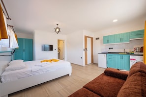 Estúdio, vista parcial para o mar | Individualmente decorados, escrivaninha