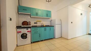 Apartamento, 2 quartos | Com decoração personalizada, secretária