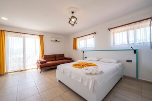 Estúdio, vista parcial para o mar | Individualmente decorados, escrivaninha