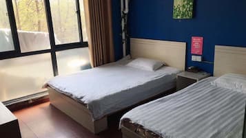Quarto Twin, não fumadores | Cofre no quarto, secretária, cortinas/cortinados opacos