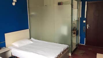 Cofre no quarto, secretária, cortinas/cortinados opacos