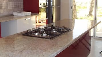 Villa Royal, 3 quartos, vista para a piscina | Cozinha privada | Um forno, uma placa de cozinha, uma máquina de lavar louça