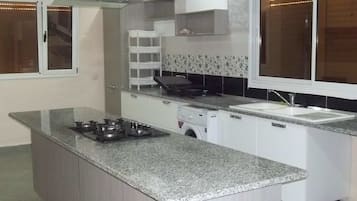 Villa Royal, 3 quartos, vista para a piscina | Cozinha privada | Um forno, uma placa de cozinha, uma máquina de lavar louça