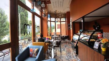 Café da manhã, almoço e jantar; culinária internacional