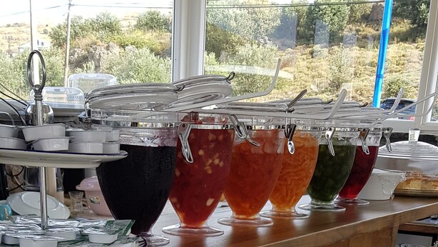 Buffet com diversos alimentos e bebidas.