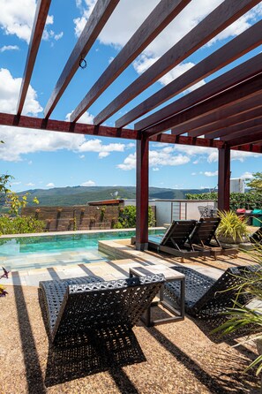 Piscina externa, funciona das 9h às 22h, guarda-sóis, espreguiçadeiras
