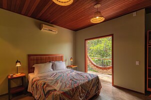 Quarto casal superior, 1 cama Queen, sacada | Frigobar, cortinas blackout, ferros/tábuas de passar roupa