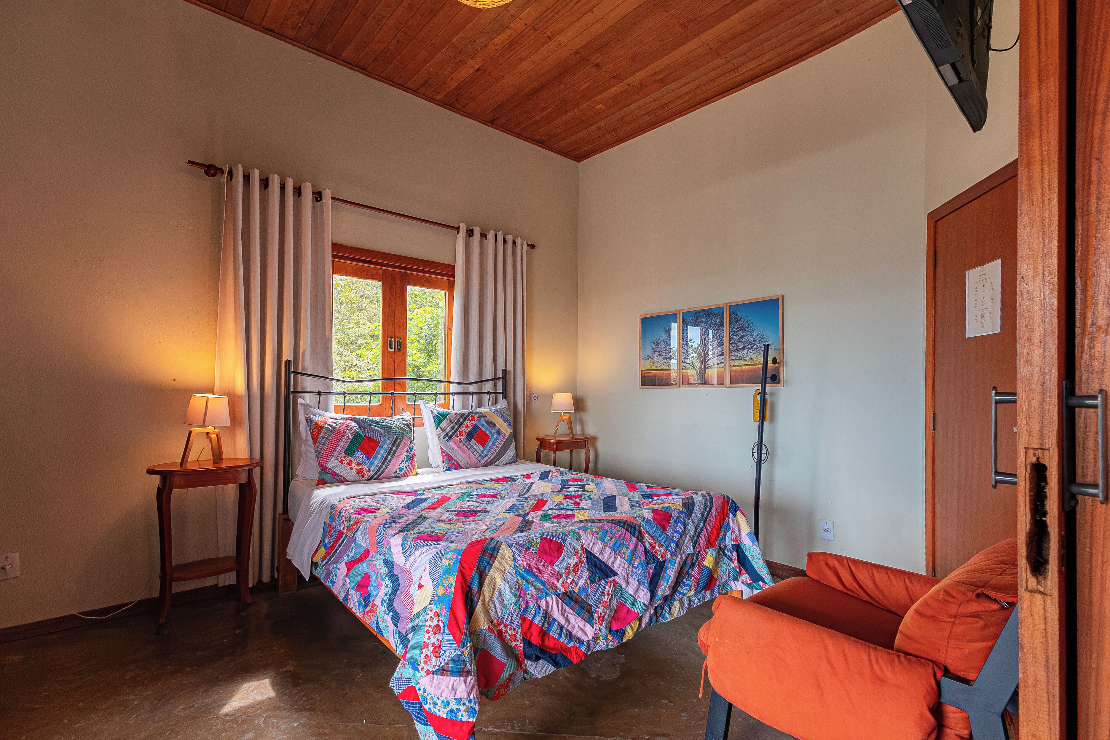 Quarto casal premier, 1 cama Queen, varanda | Frigobar, cortinas blackout, ferros/tábuas de passar roupa