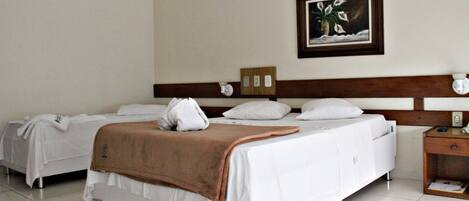Quarto solteiro básico, 1 cama de solteiro | Frigobar, cortinas blackout, ferros/tábuas de passar roupa