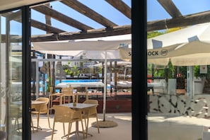 Servem pequenos-almoços, almoços, jantares e brunches (fins de semana)