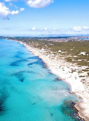 Perto da praia, praia de areia branca 