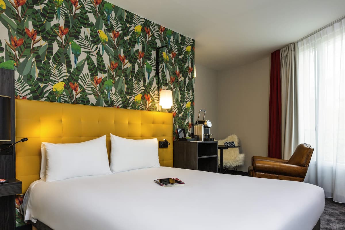 Quarto premium, 1 cama de casal | Escrivaninha, espaço de trabalho para notebook, cortinas blackout