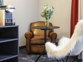 Quarto premium, 1 cama de casal | Escrivaninha, espaço de trabalho para notebook, cortinas blackout