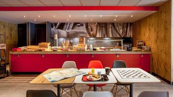Uma área de café da manhã moderna com bancada, assentos e um mapa na mesa.