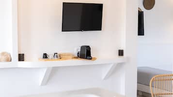 Elegant Suite with indoor jetted tub and sea view | Cofres nos quartos, individualmente decorados