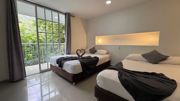 Quarto Quádruplo Familiar, 2 camas queen-size, vista para a montanha | Wi-fi grátis, roupa de cama fornecida